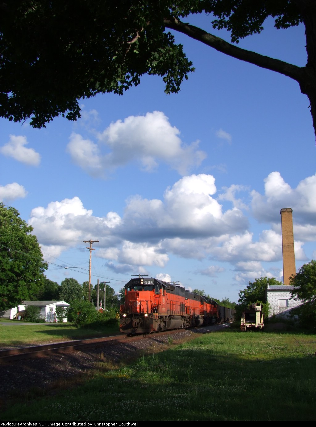 BLE 907 strikes a pose